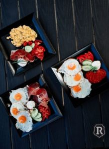 Restoran Rustik Bar - Prijatan ambijent u centru Kaća