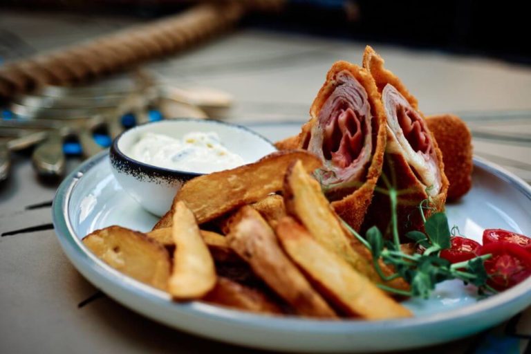 Restoran Rustik Bar - Prijatan ambijent u centru Kaća