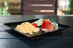 Restoran Rustik Bar - Prijatan ambijent u centru Kaća