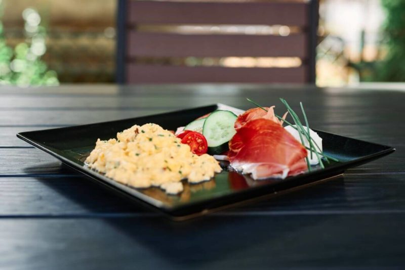 Restoran Rustik Bar - Prijatan ambijent u centru Kaća